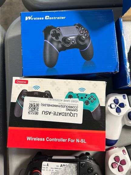 LARGE LOT OF ASSORTED GAMING CONTROLLERS - Earl's Auction Company