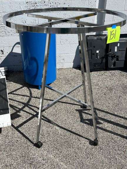 ROUND ROLLING CLOTHING DISPLAY RACK - Earl's Auction Company