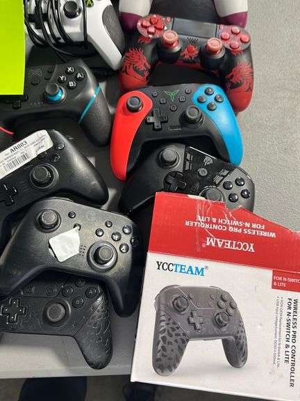 LARGE LOT OF ASSORTED GAMING CONTROLLERS - Earl's Auction Company
