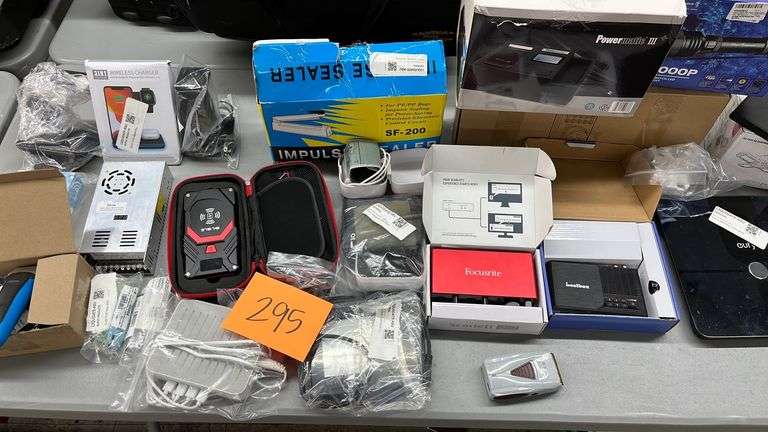 MISC ELECTRONICS LOT - SEE PHOTOS - Earl's Auction Company