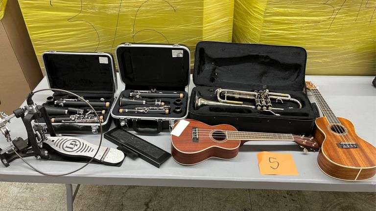 MISC LOT OF INSTRUMENTS & ACCESSORIES - Earl's Auction Company