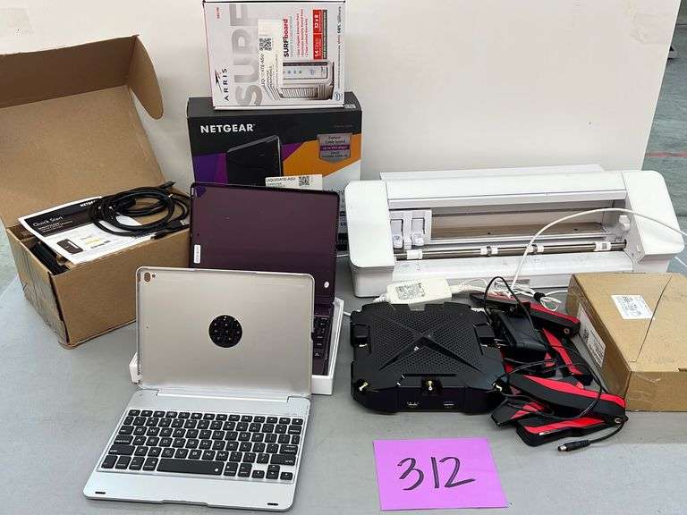 MISC LOT OF ELECTRONICS - SEE PHOTOS - Earl's Auction Company