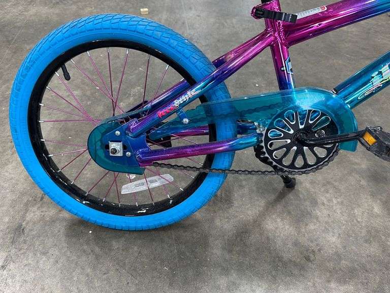 GENESIS ILLUSIONS GIRLS BICYCLE - Earl's Auction Company