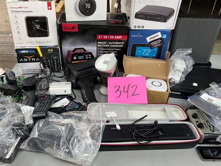 LARGE LOT OF MISC ELECTRONICS - SEE PHOTOS - Earl's Auction Company