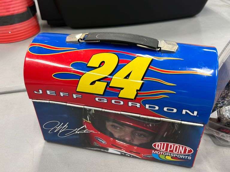 10PC JEFF GORDON COLLECTIBLES LOT - Earl's Auction Company
