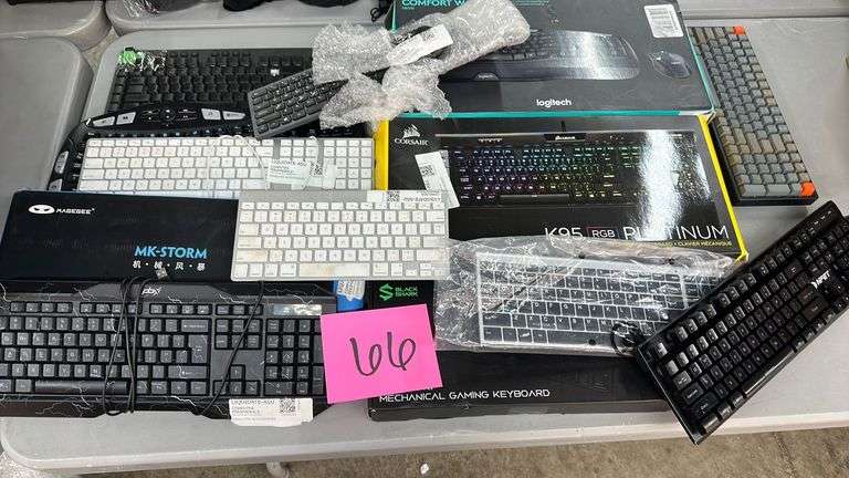LARGE LOT OF ASSORTED KEYBOARDS - SEE PHOTOS - Earl's Auction Company