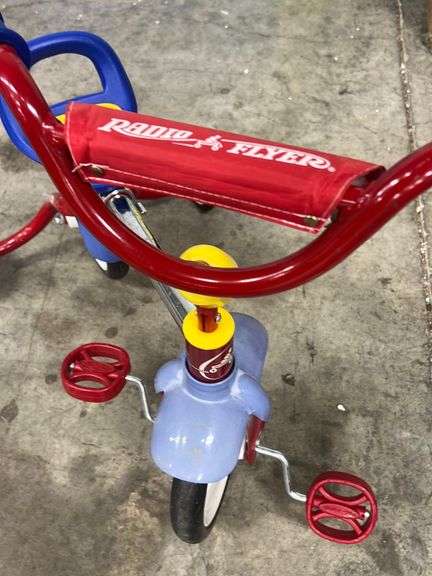 SMALL RADIO FLYER TRICYCLE - Earl's Auction Company