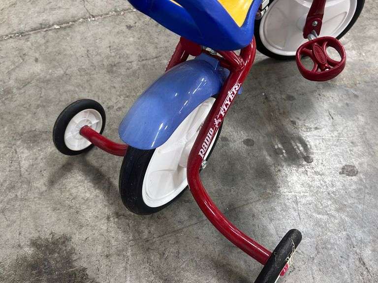 SMALL RADIO FLYER TRICYCLE - Earl's Auction Company