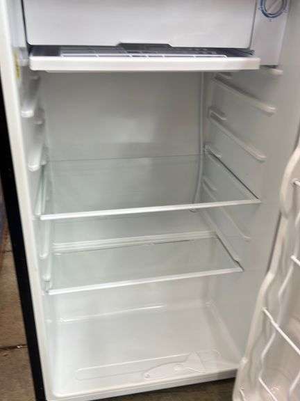 IGLOO 3.1CU FT BLACK REFRIGERATOR - Earl's Auction Company