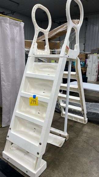 INTEGRITY POOL PRODUCTS PLASTIC POOL LADDER - Earl's Auction Company