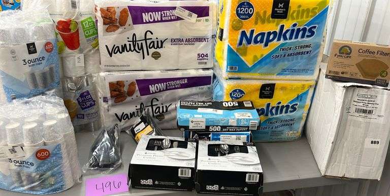 MISC LOT OF DISPOSABLE SERVEWARE - SEE PHOTOS - Earl's Auction Company