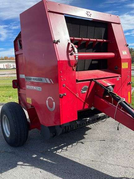 MASSEY FERGUSON HESSTON 1745 ROUND BALER W/ MONITOR Like new. Came with ...