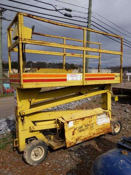 CALAVAR 2532 SCISSOR LIFT - EK Auctioneers LLC