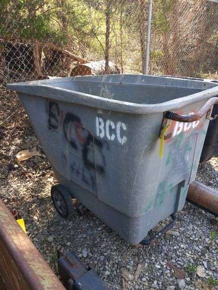 TOTER ROLLING PLASTIC 1 YD TRASH HOPPER - EK Auctioneers LLC