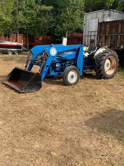FORD 3600 TRACTOR W/ HAWKEYE LOADER & BUCKET - EK Auctioneers LLC