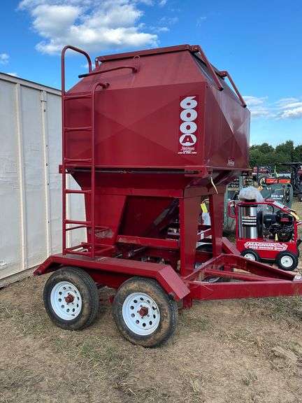 FEED TRAIN 600A 3 TON MOBILE FEED BIN - EK Auctioneers LLC