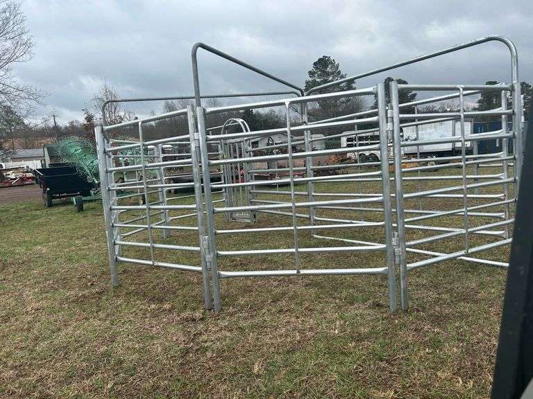 UNUSED CATTLE SWEEP SYSTEM WITH SLIDE GATE - EK Auctioneers LLC