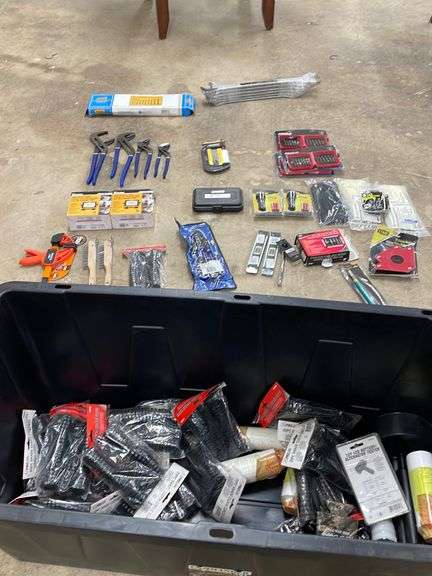 Commander XL 64 Gal plastic tote on wheels and lid with Misc tools - EK ...