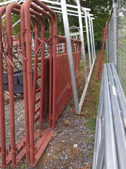 SOLID SIDE ALLEY PANEL W/ WALK THRU - EK Auctioneers LLC