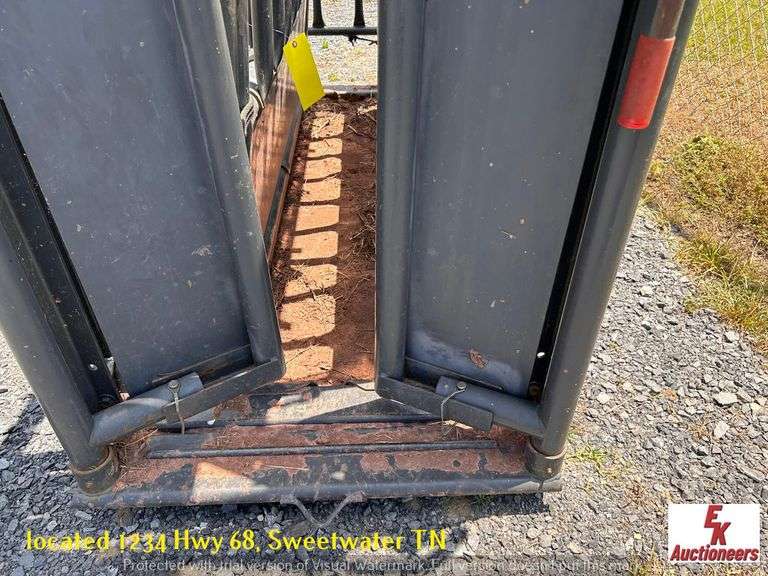 COUNTY LINE SQUEEZE CHUTE WITH SELF CATCH GATE - EK Auctioneers LLC