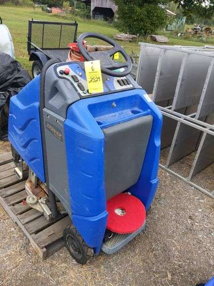 CHARIOT I SCRUB FLOOR MACHINE - EK Auctioneers LLC