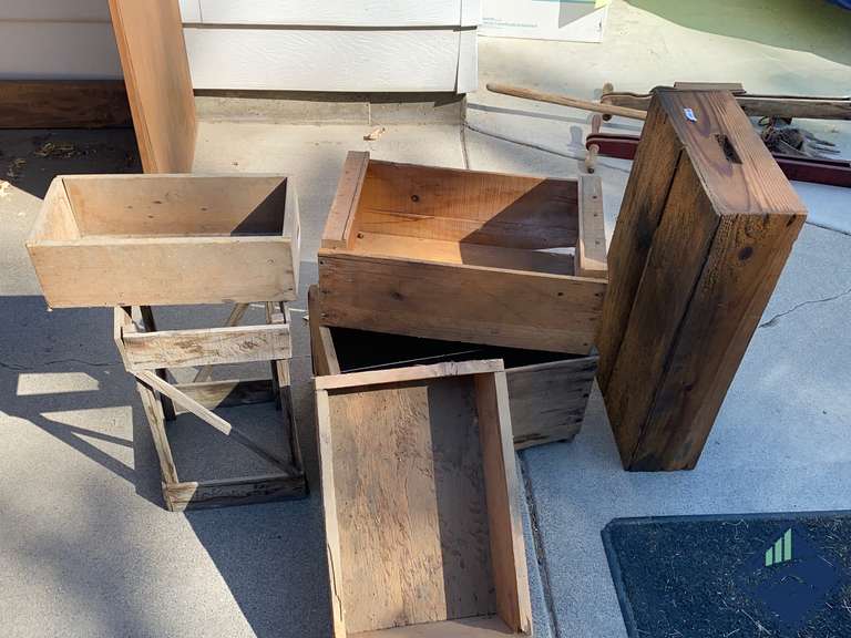 (6) Crates & Stand - Estate Details