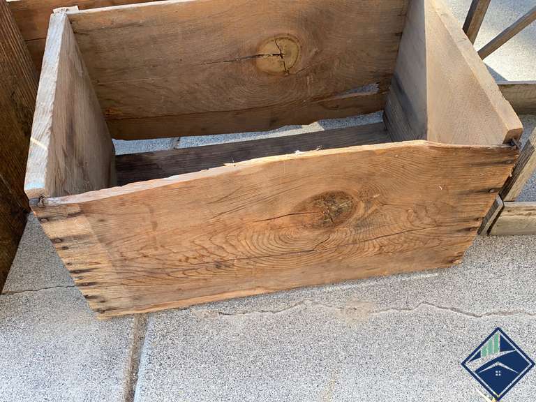 (6) Crates & Stand - Estate Details