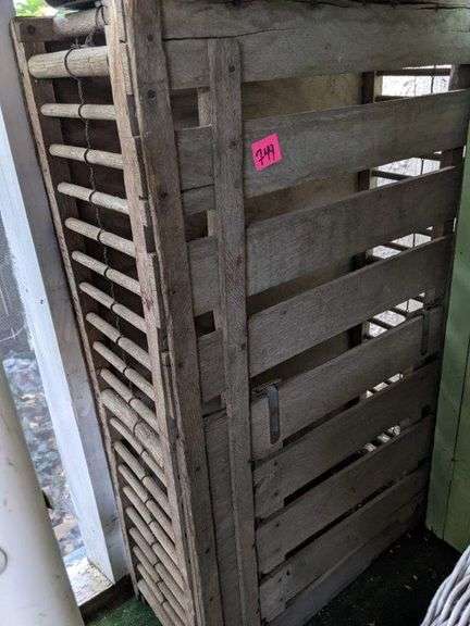1 WOODEN SLAT CHICKEN COOP (1 SIDE MISSING SLATS) - Estate Sales RVA