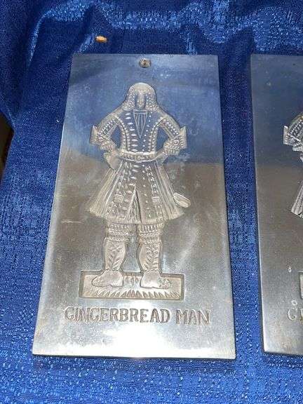 gingerbread men metal plaques - Auction Services LTD