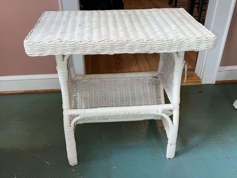 White wicker magazine table - Auction Services LTD