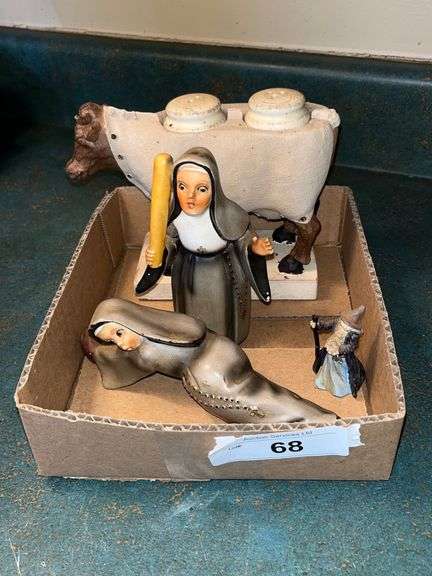 Cow salt/pepper, nun set - Auction Services LTD