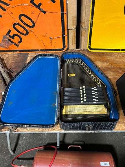 Autoharp in case - Auction Services LTD