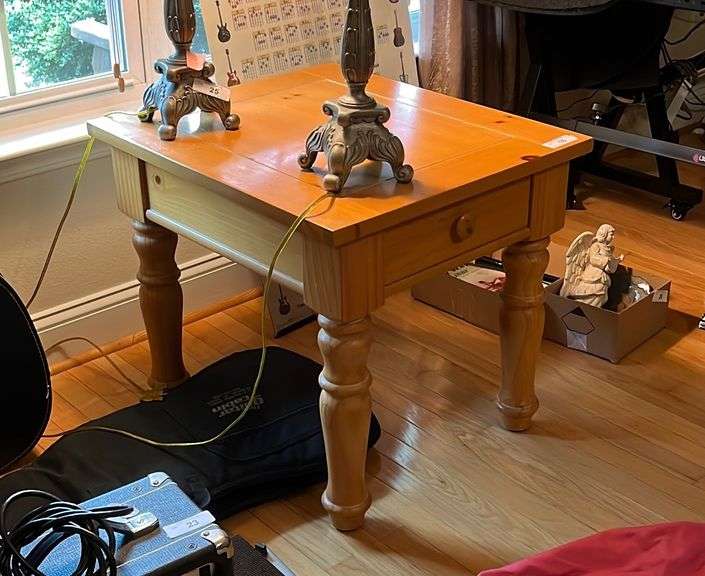 Broyhill End table - Auction Services LTD