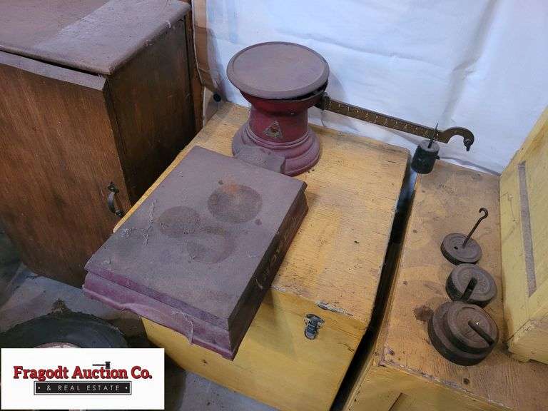 HOWE Scale with Balance Weights - Fragodt Auction and Real Estate LLC