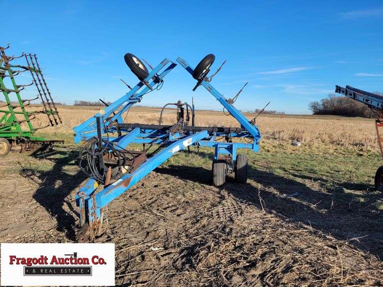 DMI Model 4100 Anhydrous Applicator, 30’ Wide, Hydraulic Fold, 10 ...