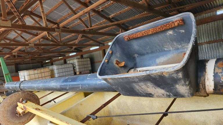 8” x 15’ Hydraulic Cross Auger, Poly Flighting, Mounted on John Deere ...