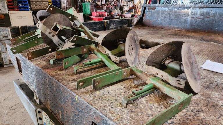 (6) Row Cleaners off John Deere Max-E-Merge 7000 Planter - Fragodt ...