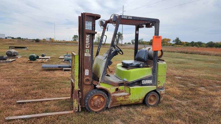 Clark FL19 Forklift, Model CGC25, LP, Running Order, Side Shift ...