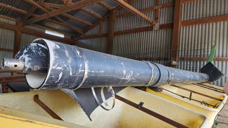 8” x 15’ Hydraulic Cross Auger, Poly Flighting, Mounted on John Deere ...