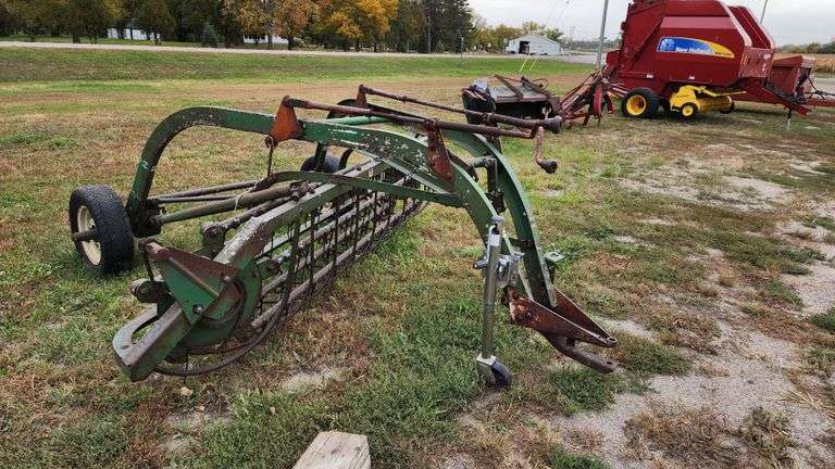 Oliver Pull Type Rake, Needs the Drive Hooked Back up - Fragodt Auction ...