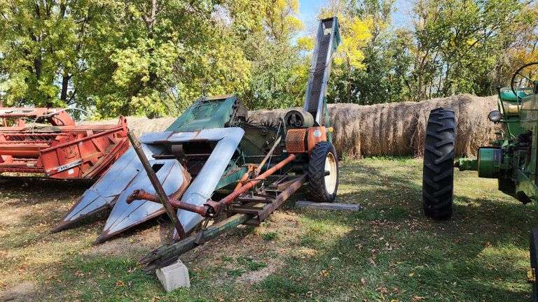 New Idea Model 324 2 Row Corn Picker Wide Row, SN: 239785 - Fragodt ...