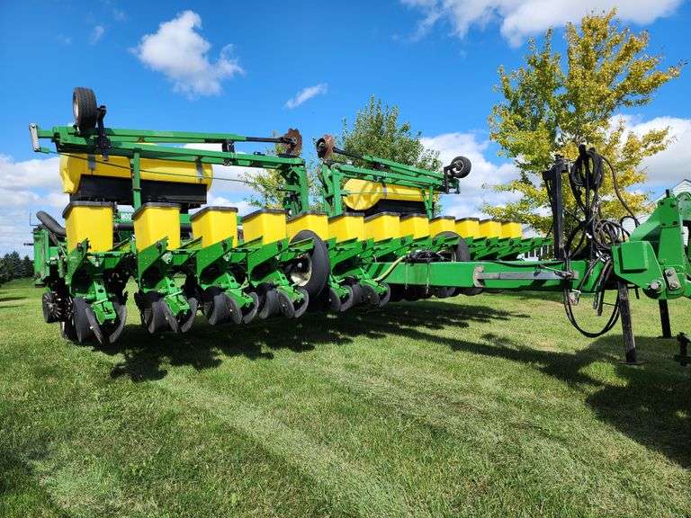 24 Row 22” John Deere Planter on Moore-Built Bar, Set up for Liquid ...