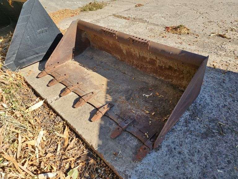 Bobcat 68” Low Pro Dirt Bucket, 7 Replaceable Teeth, Universal Skid ...