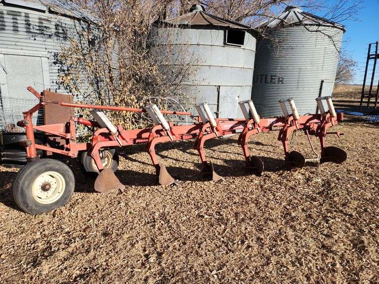 International Model 720 – 6 Bottom, 3 PT Hookup, Plow, Automatic Reset ...