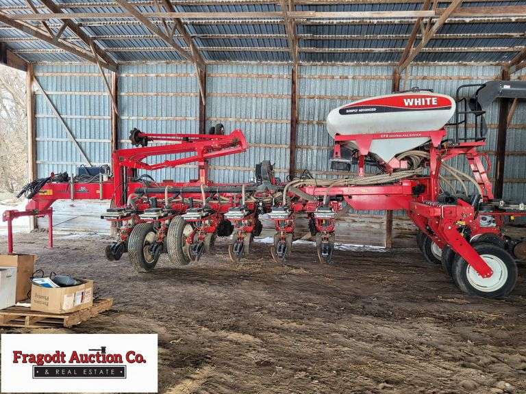 2009 AGCO 8800 Center Fill Planter, 16 Row x 30”, Hydraulic Drive ...