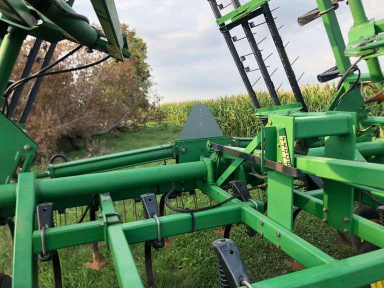 John Deere 980 Field Cultivator, 27’ with 6” Spacings, 7” Sweeps, 3 Bar ...