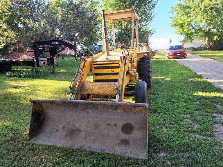 International Model 260 Backhoe, 4x2, 16.9x24 Rear - Fragodt Auction ...