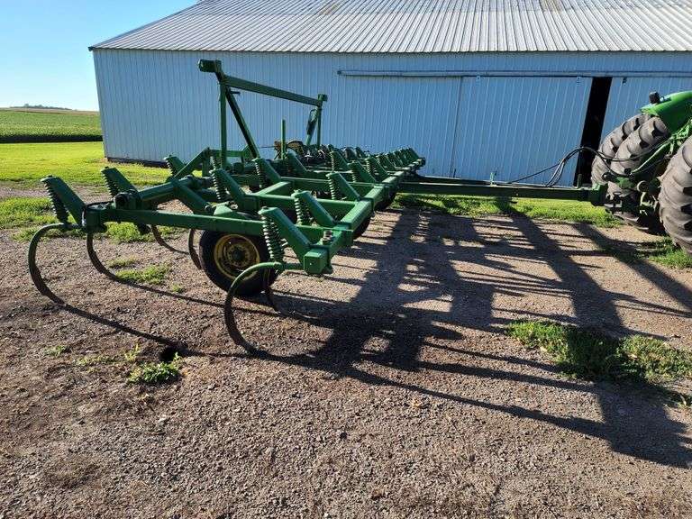 John Deere 1610 Chisel Plow, 28', Fold Up Wings, Walking Tandems, 3 or ...