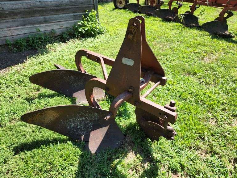 DearBorn Model 10-156 2 Bottom Plow – SN: 27393 - Fragodt Auction and ...