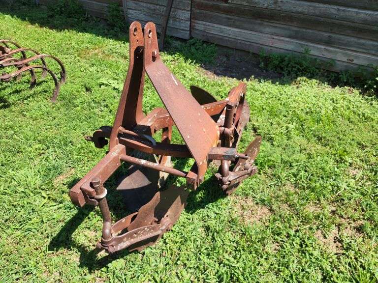 DearBorn Model 10-156 2 Bottom Plow – SN: 27393 - Fragodt Auction and ...